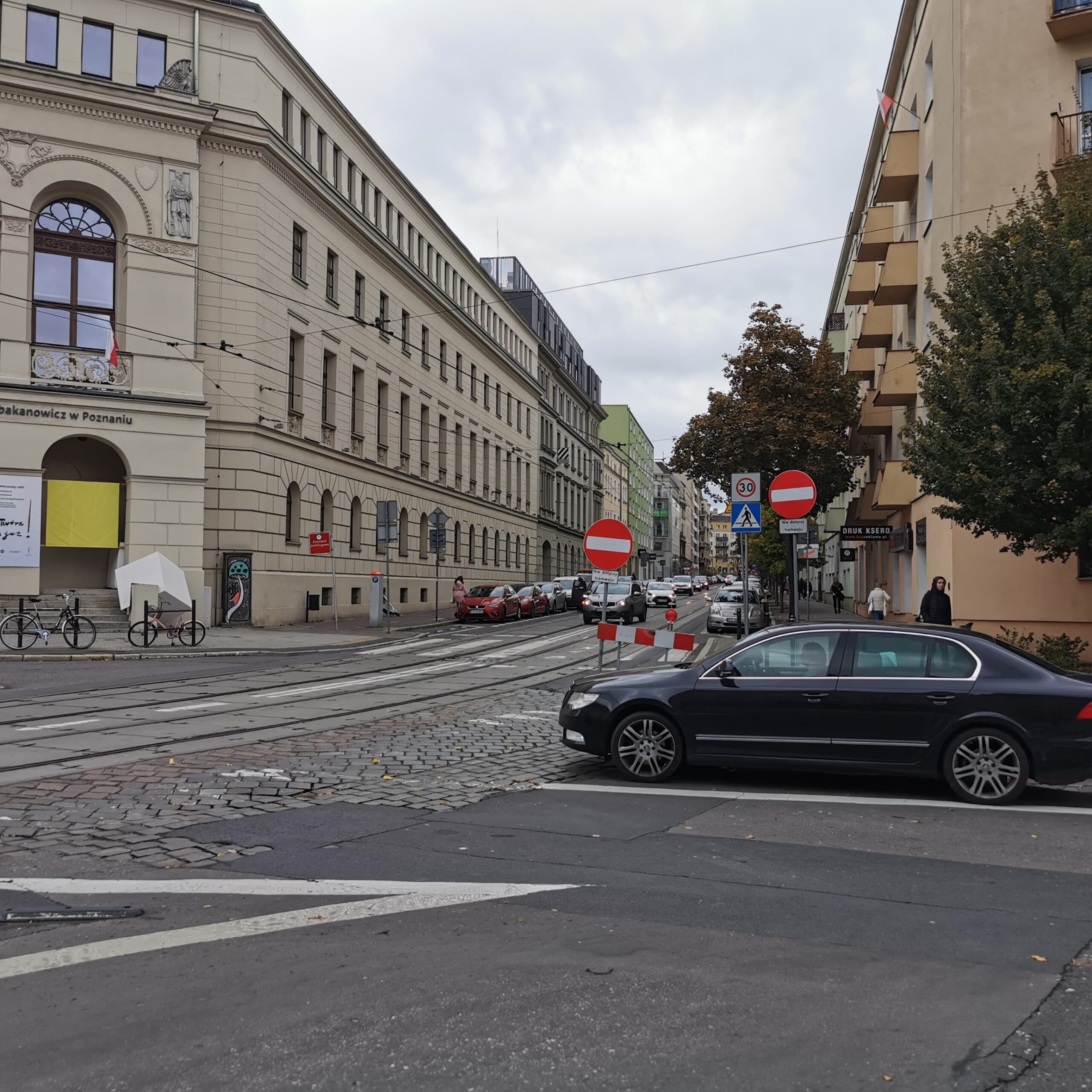 Kierowcy na ulicy 23 Lutego nie patrzą na znaki i jeżdżą pod prąd. NAGRANIE | wpoznaniu.pl