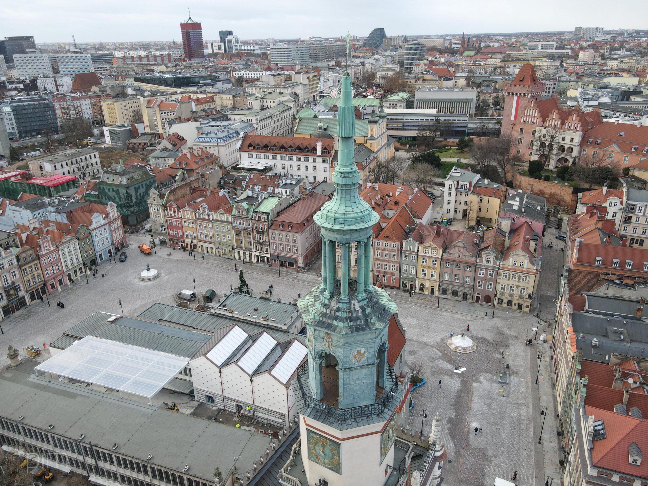 Stary Rynek i drzewa przy pl. Wolności. Końcówka roku w centrum