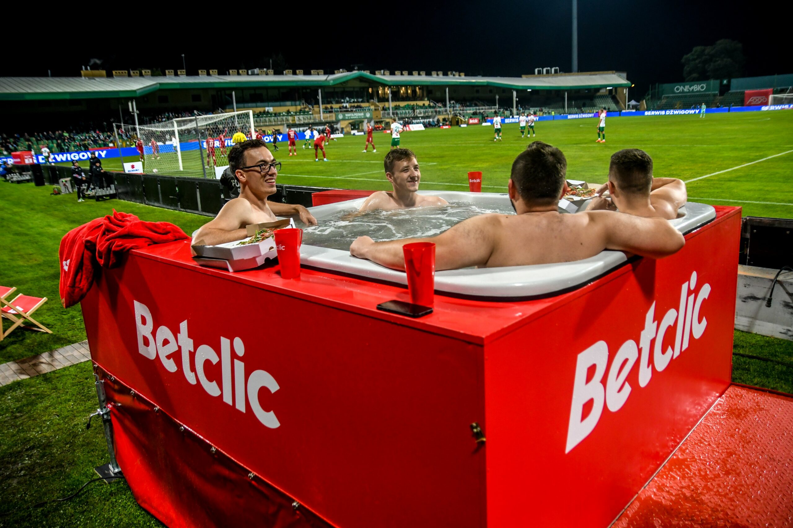 Takiej trybuny jeszcze nie było. Mecz na stadionie oglądali w jacuzzi ...
