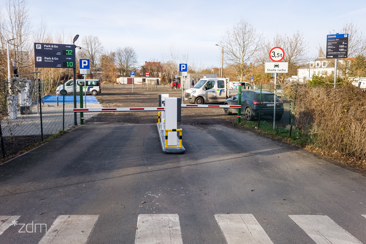 Niewielu o nim wie i stoi pusty. Nowy i tani parking w centrum ...